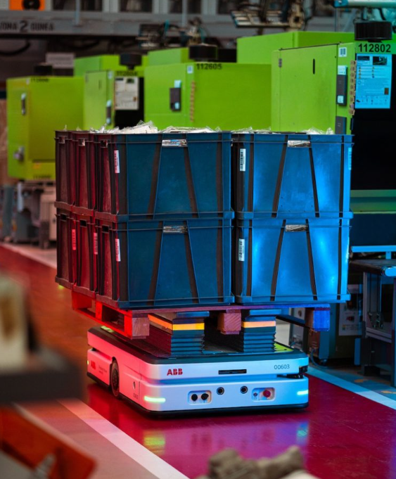 ABB unveils ultra-compact, AI-driven mobile robot for transporting ...